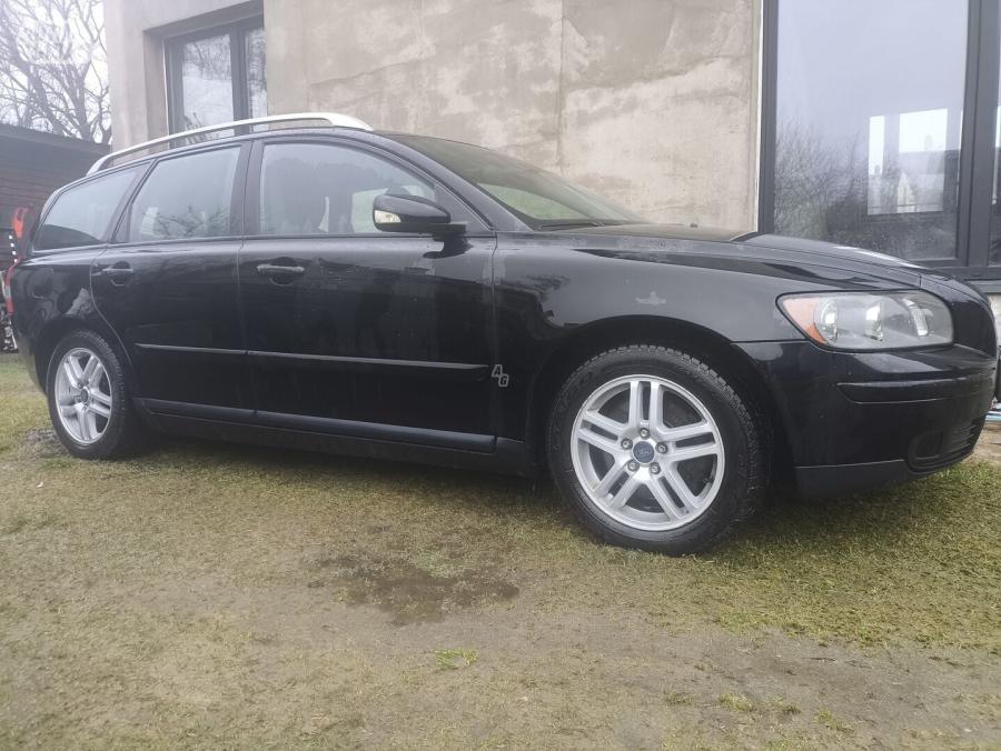 Volvo V50 2005 in Vilnius, with an engine capacity of 2.40 L and mileage of 300 thousand km for 1000 €, photo 1 on AUTOMOTO.COM.LV