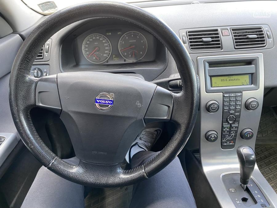 Volvo V50 2005 in Vilnius, with an engine capacity of 2.40 L and mileage of 280 thousand km for 1200 €, photo 6 on AUTOMOTO.COM.LV