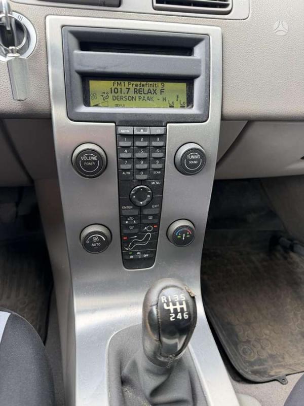 Volvo V50 2005 in Siauliai, with an engine capacity of 2.00 L and mileage of 308 thousand km for 900 €, photo 9 on AUTOMOTO.COM.LV