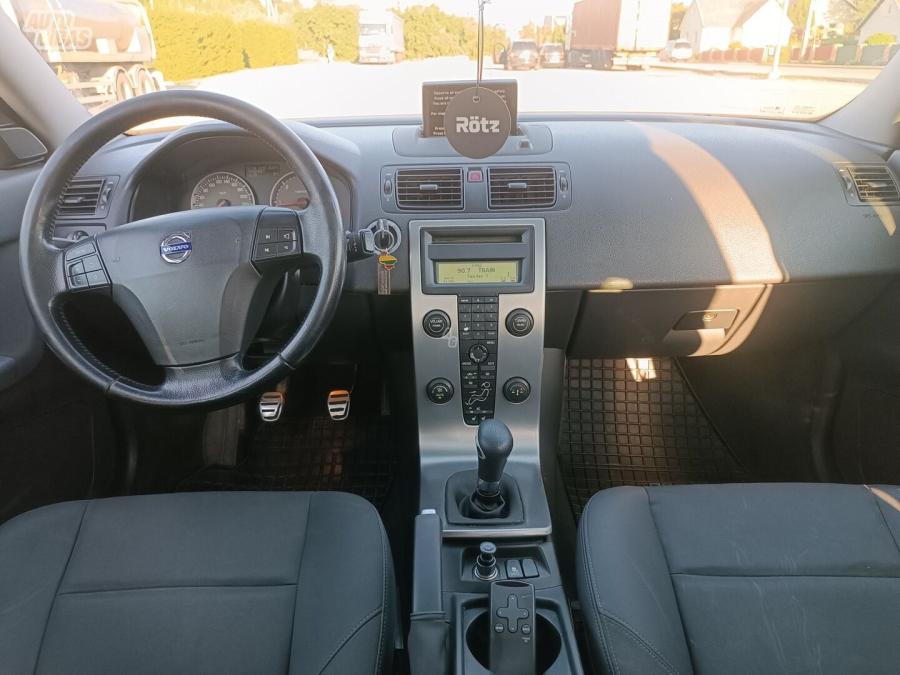 Volvo V50 2005 in Raseiniai, with an engine capacity of 2.00 L and mileage of 0 thousand km for 1250 €, photo 13 on AUTOMOTO.COM.LV