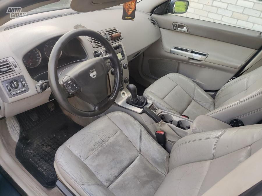 Volvo V50 2005 Šauļi, ar dzinēja tilpumu 2.00 L un nobraukumu 290 tūkst. km par 900 €, foto 9 vietnē AUTOMOTO.COM.LV