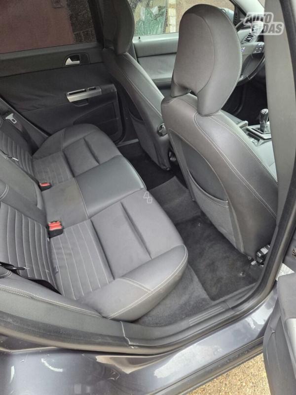 Volvo V50 2005 in Vilnius, with an engine capacity of 2.00 L and mileage of 318 thousand km for 1400 €, photo 8 on AUTOMOTO.COM.LV
