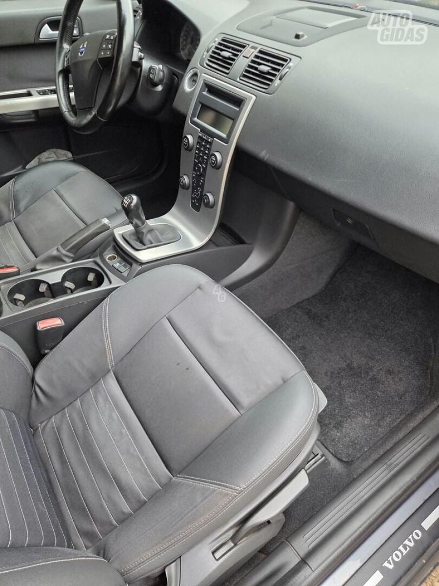 Volvo V50 2005 Viļņa, ar dzinēja tilpumu 2.00 L un nobraukumu 318 tūkst. km par 1400 €, foto 9 vietnē AUTOMOTO.COM.LV