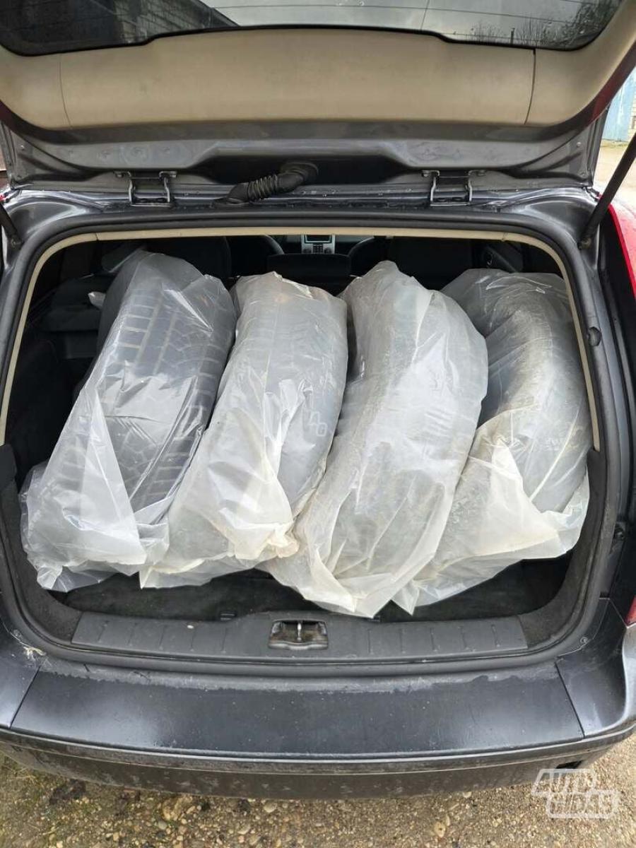 Volvo V50 2005 Viļņa, ar dzinēja tilpumu 2.00 L un nobraukumu 318 tūkst. km par 1400 €, foto 14 vietnē AUTOMOTO.COM.LV