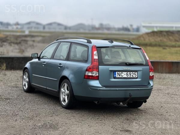Volvo V50 2006 in Riga, with an engine capacity of 2.40 L and mileage of 290 thousand km for 2650 €, photo 3 on AUTOMOTO.COM.LV