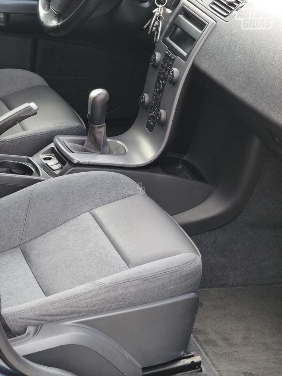 Volvo V50 2006 in Vilnius, with an engine capacity of 1.60 L and mileage of 291 thousand km for 1600 €, photo 10 on AUTOMOTO.COM.LV