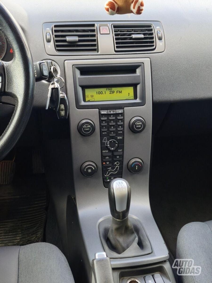 Volvo V50 2006 in Vilnius, with an engine capacity of 1.60 L and mileage of 291 thousand km for 1600 €, photo 13 on AUTOMOTO.COM.LV
