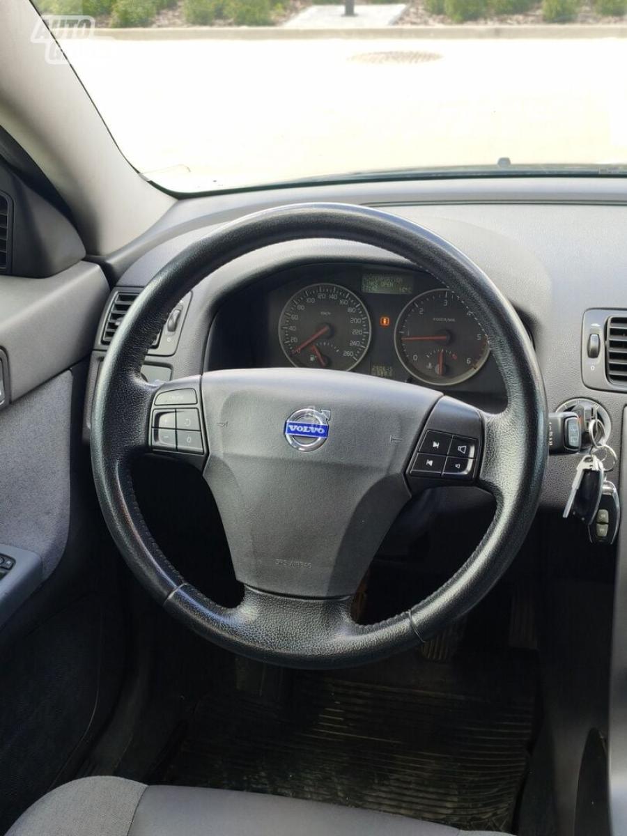 Volvo V50 2006 in Vilnius, with an engine capacity of 1.60 L and mileage of 291 thousand km for 1600 €, photo 12 on AUTOMOTO.COM.LV