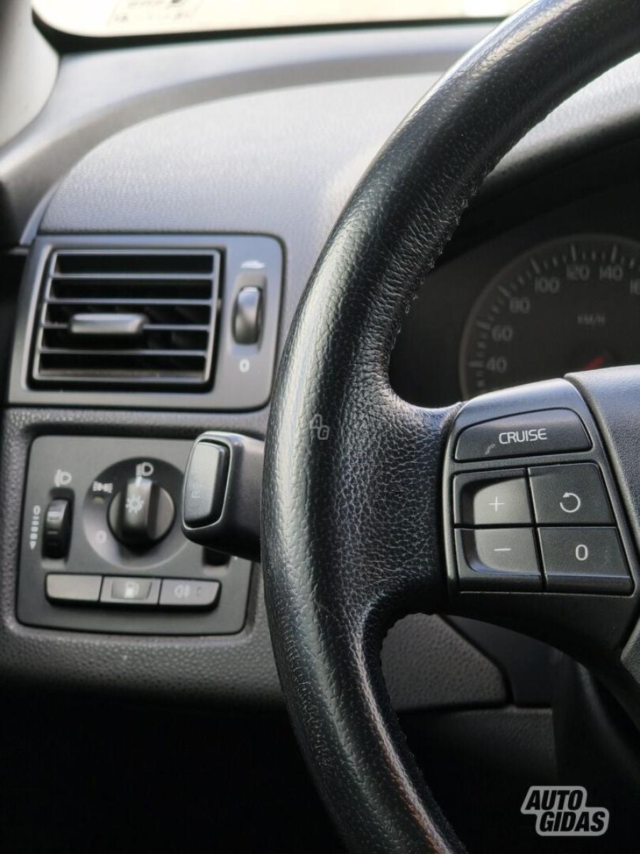 Volvo V50 2006 in Vilnius, with an engine capacity of 1.60 L and mileage of 291 thousand km for 1600 €, photo 15 on AUTOMOTO.COM.LV