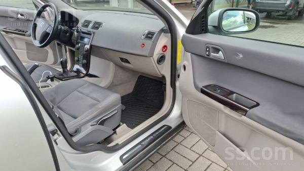 Volvo V50 2006 in Riga, with an engine capacity of 2.00 L and mileage of 314 thousand km for 1300 €, photo 10 on AUTOMOTO.COM.LV