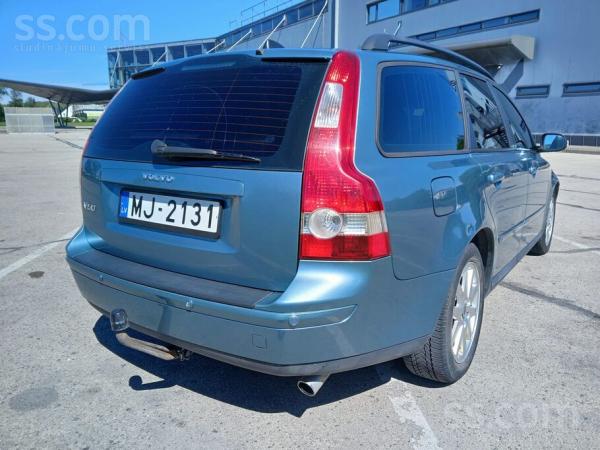 Volvo V50 2006 in Riga, with an engine capacity of 2.40 L and mileage of 391 thousand km for 2550 €, photo 4 on AUTOMOTO.COM.LV