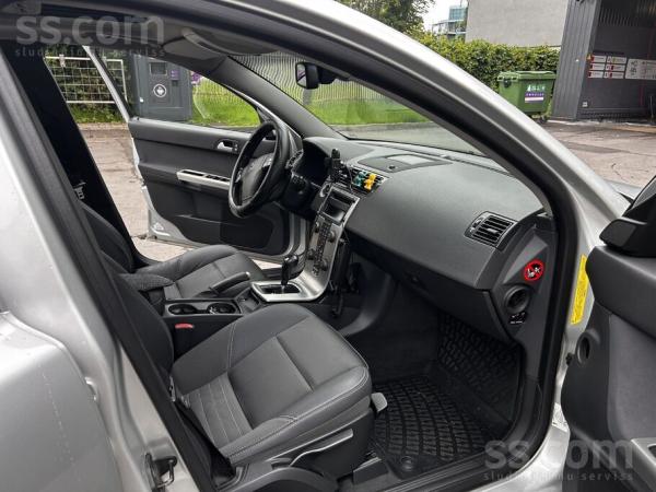 Volvo V50 2006 in Riga, with an engine capacity of 2.40 L and mileage of 378 thousand km for 2500 €, photo 7 on AUTOMOTO.COM.LV