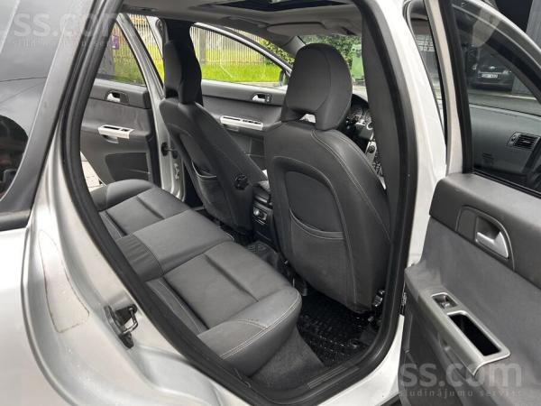 Volvo V50 2006 in Riga, with an engine capacity of 2.40 L and mileage of 378 thousand km for 2500 €, photo 8 on AUTOMOTO.COM.LV