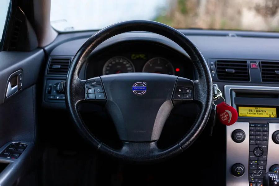 Volvo V50 2006 Rīga, ar dzinēja tilpumu 2.00 L un nobraukumu 280 tūkst. km par 2995 €, foto 27 vietnē AUTOMOTO.COM.LV