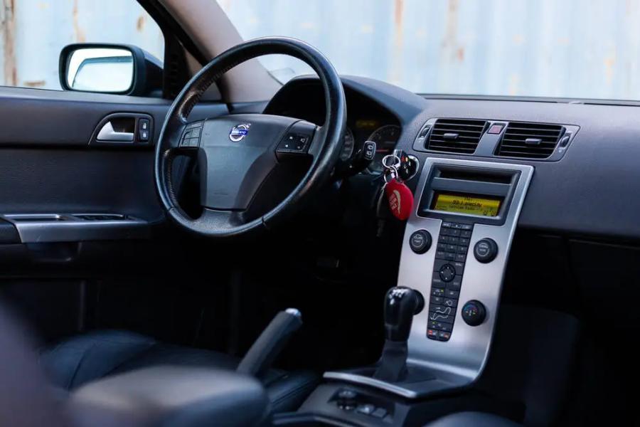 Volvo V50 2006 Rīga, ar dzinēja tilpumu 2.00 L un nobraukumu 280 tūkst. km par 2995 €, foto 28 vietnē AUTOMOTO.COM.LV