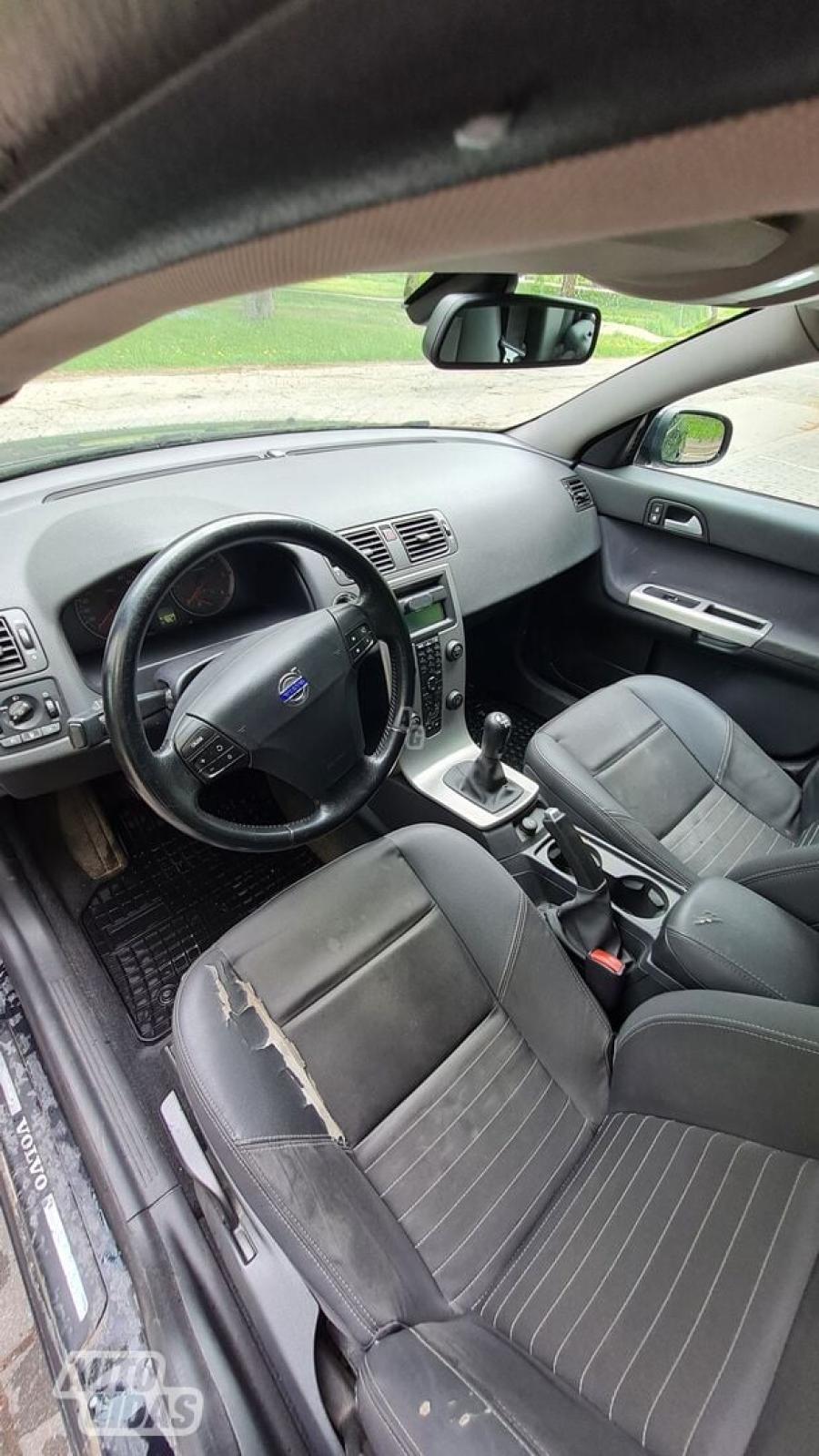 Volvo V50 2006 Ariogala, ar dzinēja tilpumu 2.00 L un nobraukumu 415 tūkst. km par 1750 €, foto 13 vietnē AUTOMOTO.COM.LV