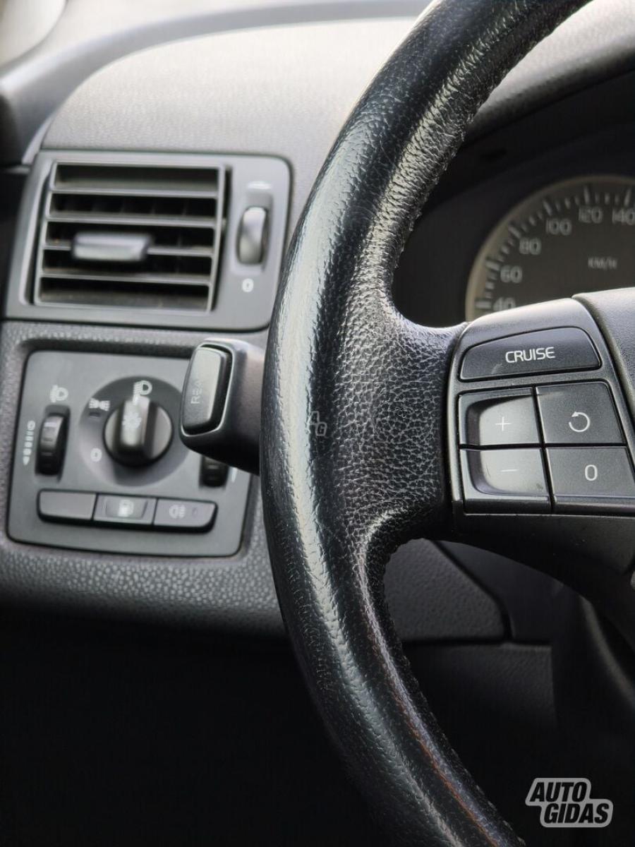 Volvo V50 2006 in Vilnius, with an engine capacity of 1.60 L and mileage of 291 thousand km for 1500 €, photo 8 on AUTOMOTO.COM.LV