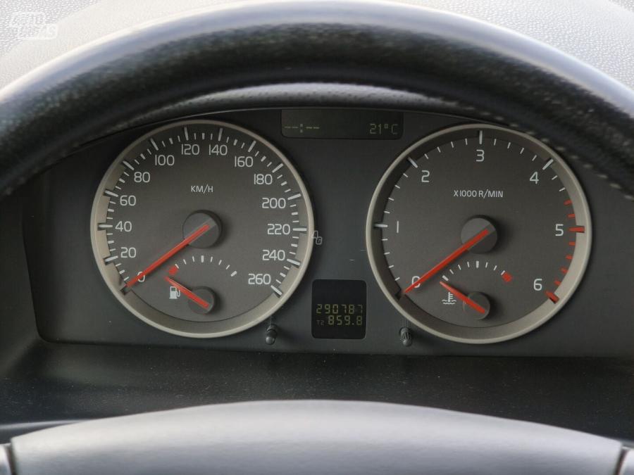 Volvo V50 2006 in Vilnius, with an engine capacity of 1.60 L and mileage of 291 thousand km for 1500 €, photo 9 on AUTOMOTO.COM.LV