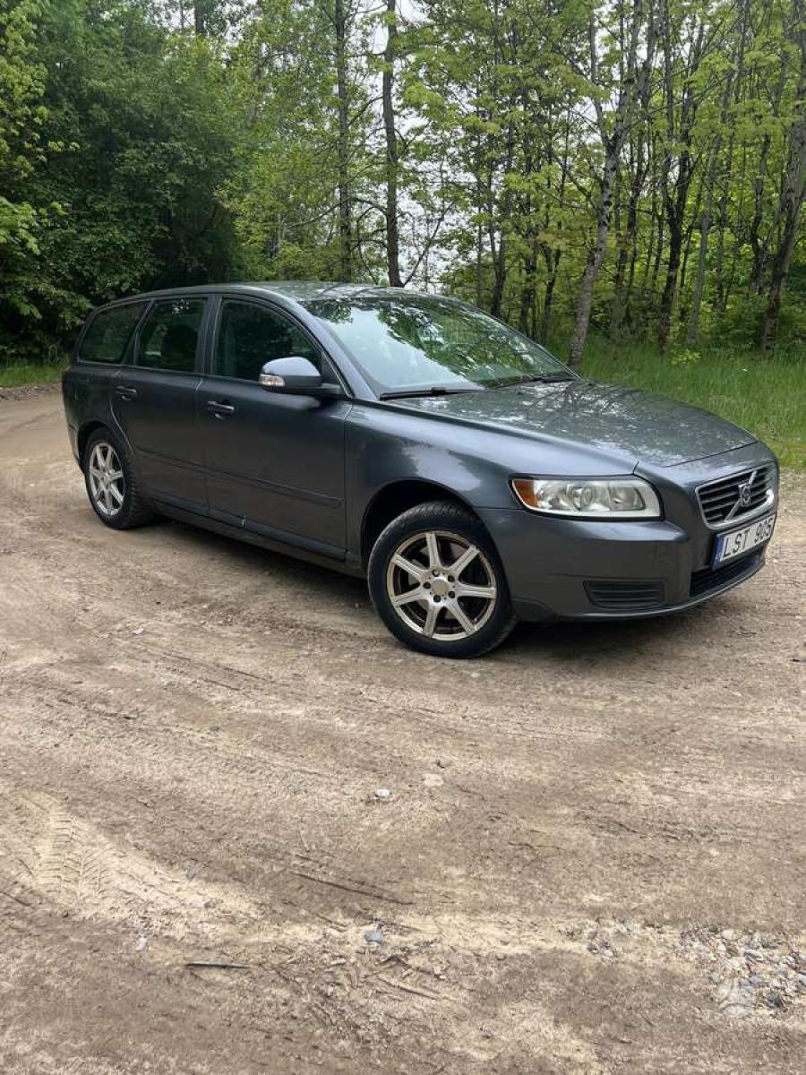 Volvo V50 2009 Viļņa, ar dzinēja tilpumu 1.56 L un nobraukumu 438 tūkst. km par 1350 €, foto 1 vietnē AUTOMOTO.COM.LV