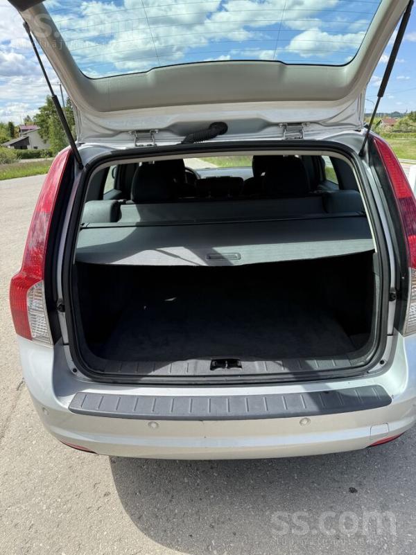 Volvo V50 2010 in Aizkraukle, with an engine capacity of 1.60 L and mileage of 294 thousand km for 2800 €, photo 5 on AUTOMOTO.COM.LV