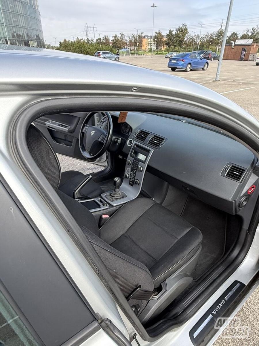 Volvo V50 2010 Šauļi, ar dzinēja tilpumu 1.60 L un nobraukumu 333 tūkst. km par 3450 €, foto 25 vietnē AUTOMOTO.COM.LV