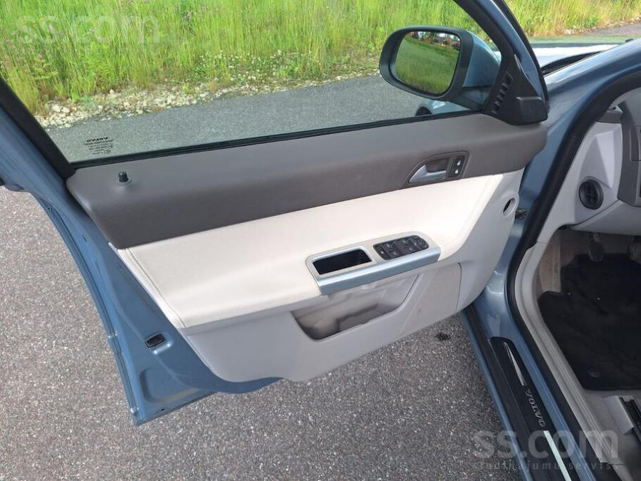 Volvo V50 2011 in Riga, with an engine capacity of 1.60 L and mileage of 219 thousand km for 4700 €, photo 10 on AUTOMOTO.COM.LV