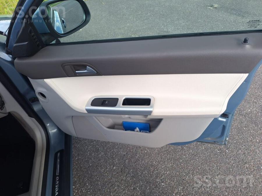 Volvo V50 2011 in Riga, with an engine capacity of 1.60 L and mileage of 219 thousand km for 4700 €, photo 12 on AUTOMOTO.COM.LV