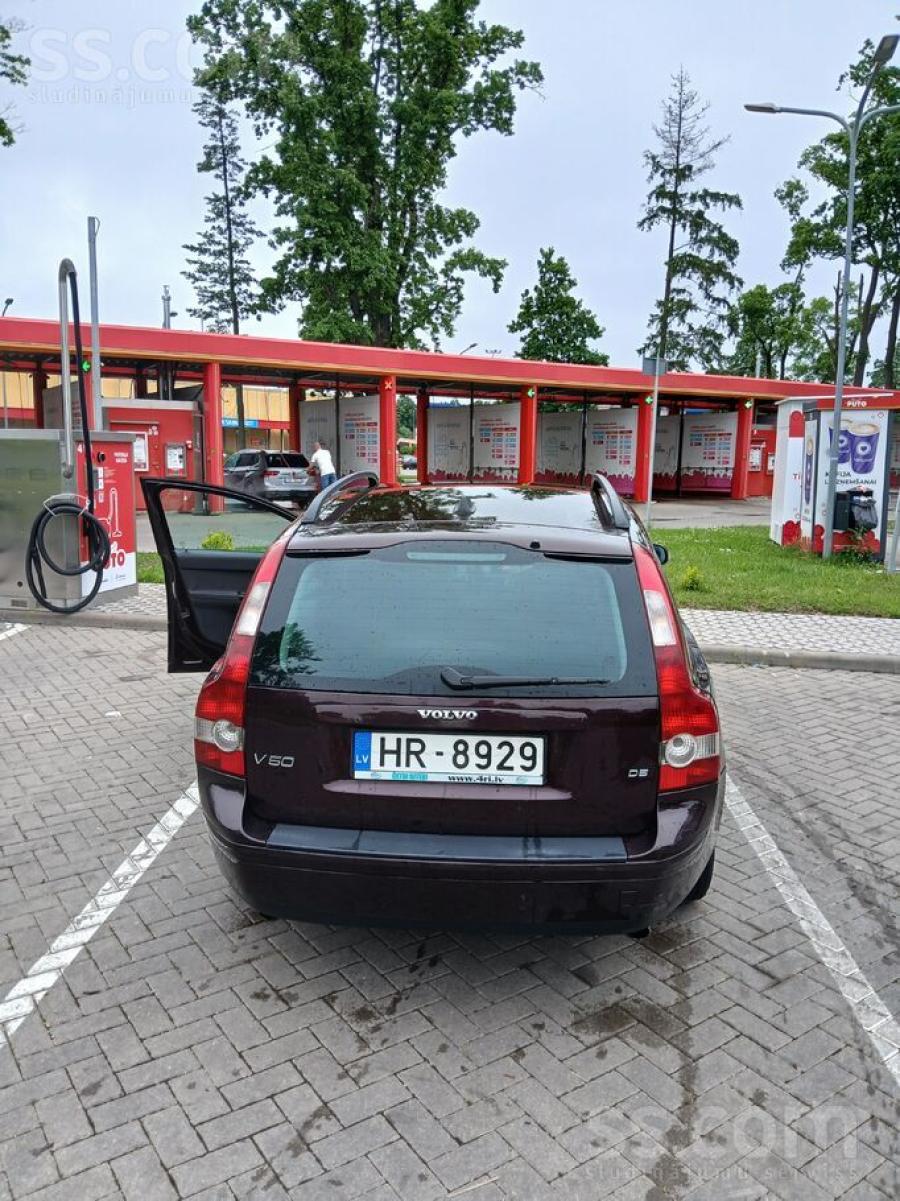 Violet Volvo V50 2006 in Riga, with an engine capacity of 2.40 L and mileage of 435 thousand km for 1560 €, photo 6 on AUTOMOTO.COM.LV