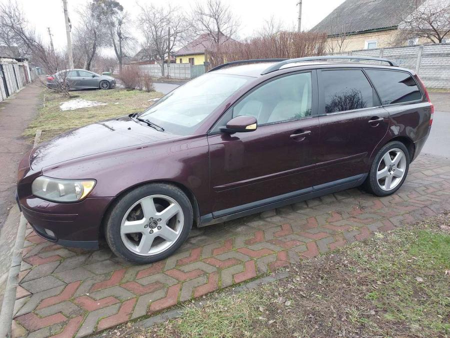 Violet Volvo V50 2005 in Siauliai, with an engine capacity of 2.00 L and mileage of 270 thousand km for 1500 €, photo 1 on AUTOMOTO.COM.LV