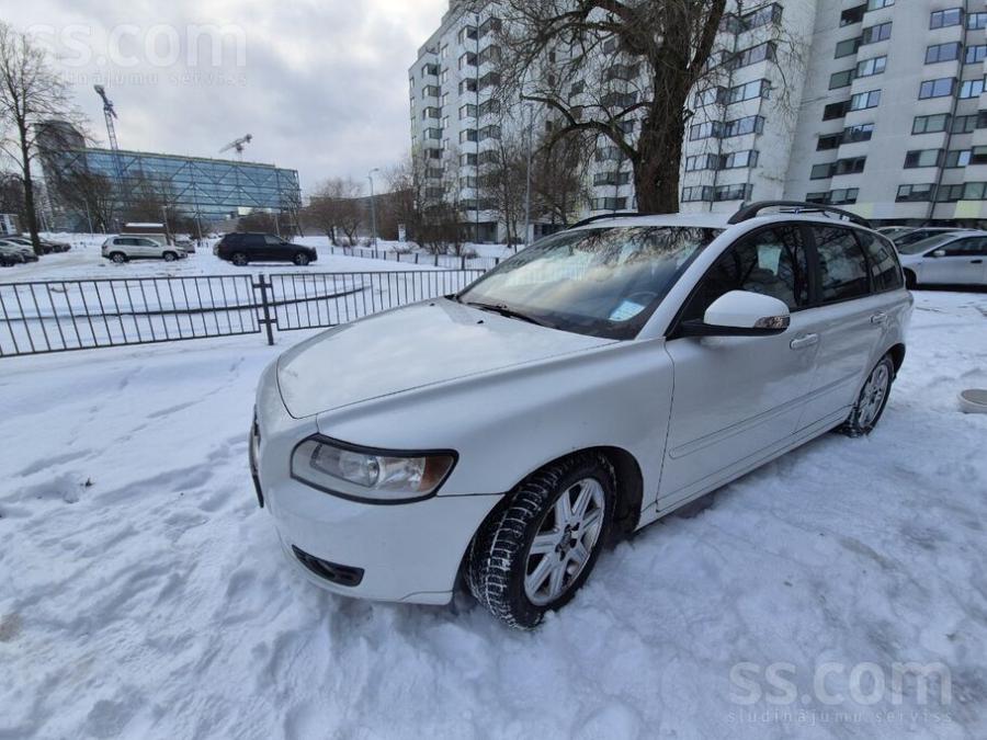 Balts Volvo V50 2010 Rīga, ar dzinēja tilpumu 2.00 L un nobraukumu 295 tūkst. km par 3300 €, foto 1 vietnē AUTOMOTO.COM.LV