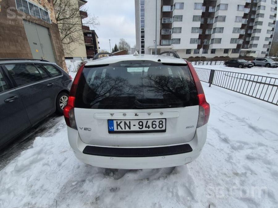 Balts Volvo V50 2010 Rīga, ar dzinēja tilpumu 2.00 L un nobraukumu 295 tūkst. km par 3300 €, foto 4 vietnē AUTOMOTO.COM.LV