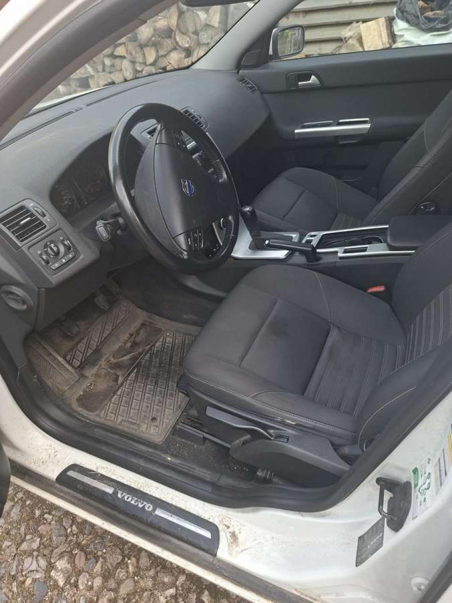 White Volvo V50 2011 in Zarasai, with an engine capacity of 2.00 L and mileage of 344 thousand km for 2100 €, photo 1 on AUTOMOTO.COM.LV