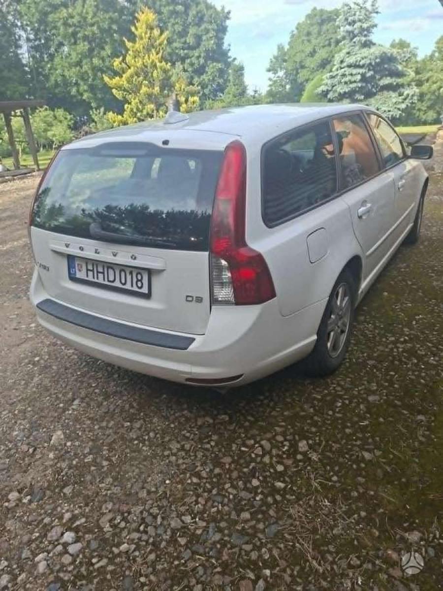 White Volvo V50 2011 in Zarasai, with an engine capacity of 2.00 L and mileage of 344 thousand km for 2100 €, photo 3 on AUTOMOTO.COM.LV