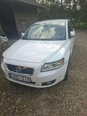 White Volvo V50 2011 in Zarasai, with an engine capacity of 2.00 L and mileage of 344 thousand km for 2100 €, photo 4 on AUTOMOTO.COM.LV