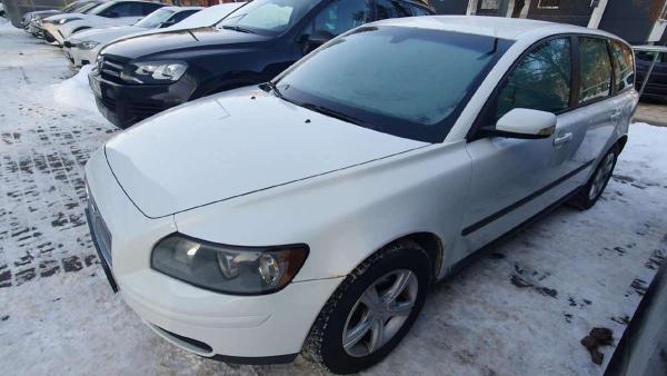 White Volvo V50 2005 in Vilnius, with an engine capacity of 1.56 L and mileage of 343 thousand km for 1100 €, photo 2 on AUTOMOTO.COM.LV