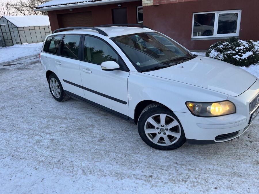 Balts Volvo V50 2005 Šauļi, ar dzinēja tilpumu 2.00 L un nobraukumu 325 tūkst. km par 1650 €, foto 3 vietnē AUTOMOTO.COM.LV