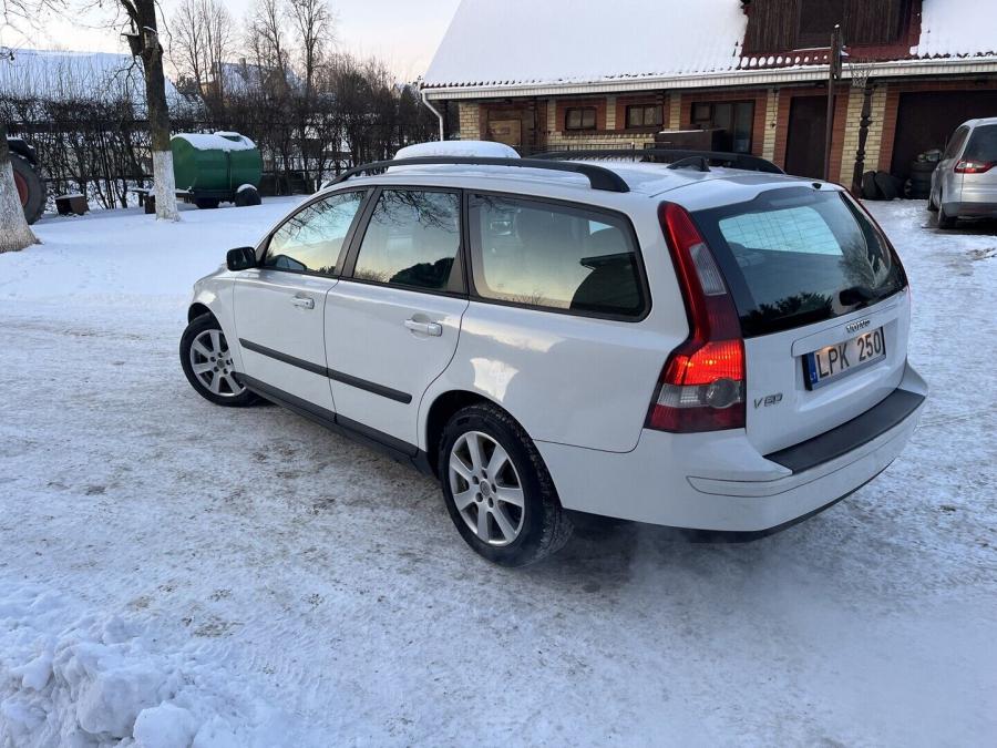 Balts Volvo V50 2005 Šauļi, ar dzinēja tilpumu 2.00 L un nobraukumu 325 tūkst. km par 1650 €, foto 6 vietnē AUTOMOTO.COM.LV