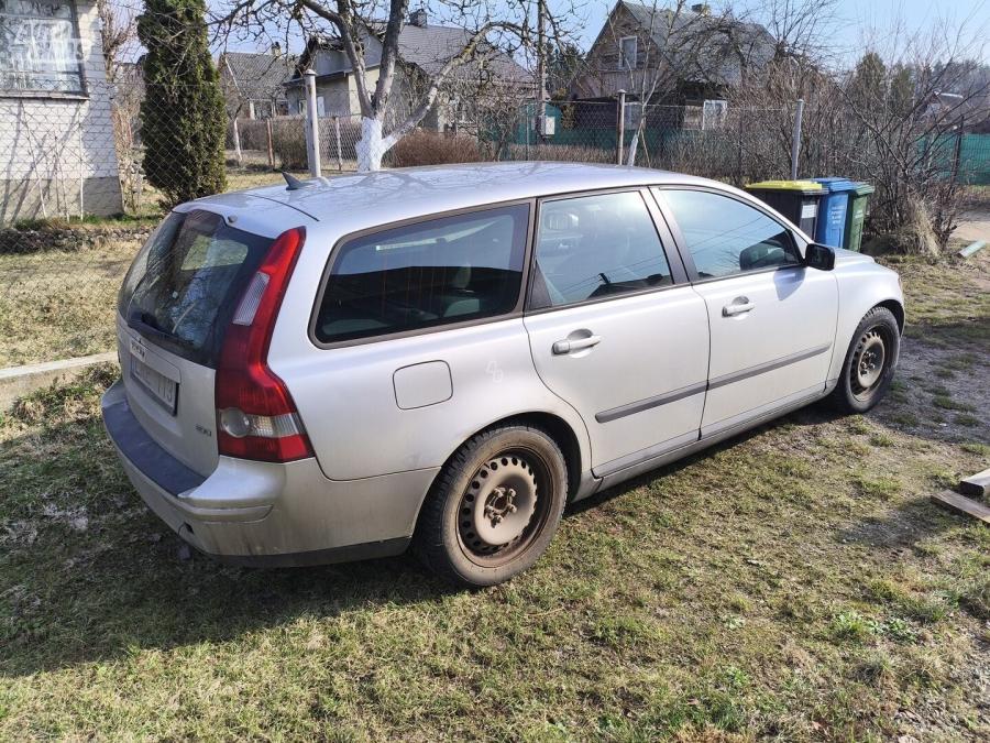 Balts Volvo V50 2005 Viļņa, ar dzinēja tilpumu 2.00 L un nobraukumu 300 tūkst. km par 600 €, foto 3 vietnē AUTOMOTO.COM.LV