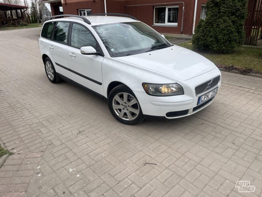 White Volvo V50 2005 in Siauliai, with an engine capacity of 2.00 L and mileage of 326 thousand km for 1700 €, photo 1 on AUTOMOTO.COM.LV