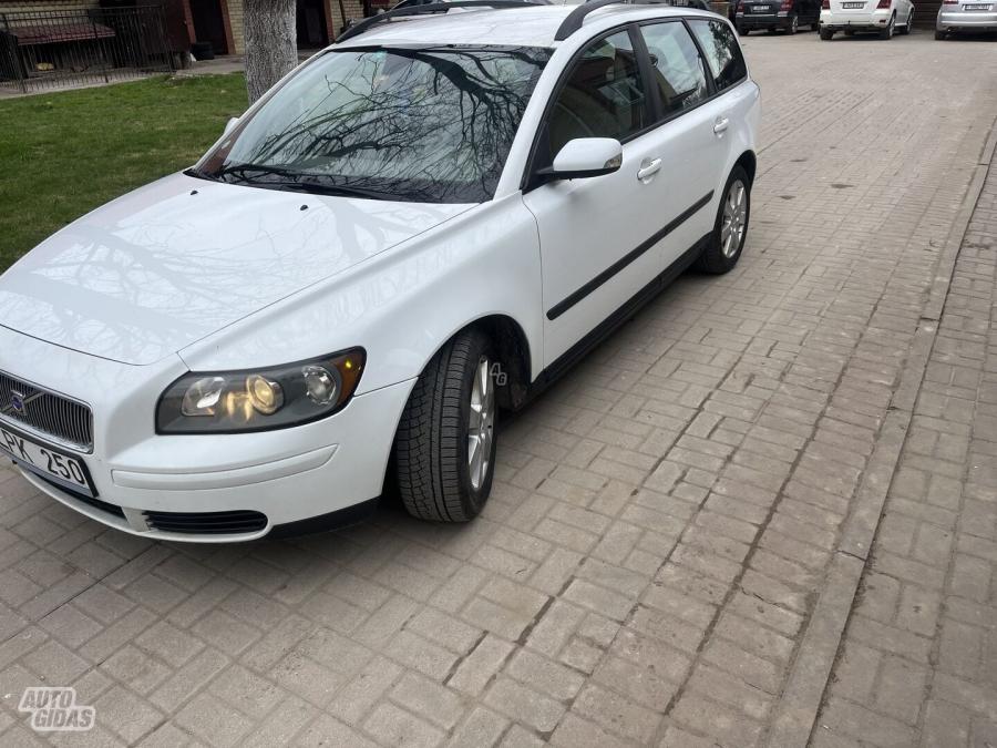 White Volvo V50 2005 in Siauliai, with an engine capacity of 2.00 L and mileage of 326 thousand km for 1700 €, photo 3 on AUTOMOTO.COM.LV