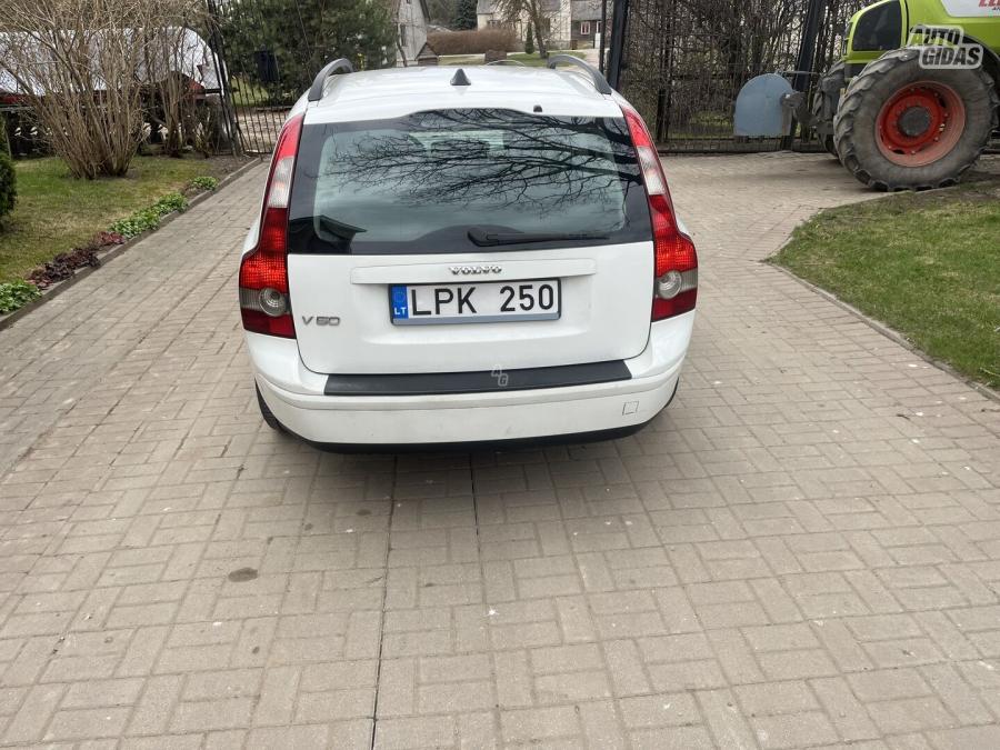 White Volvo V50 2005 in Siauliai, with an engine capacity of 2.00 L and mileage of 326 thousand km for 1700 €, photo 5 on AUTOMOTO.COM.LV
