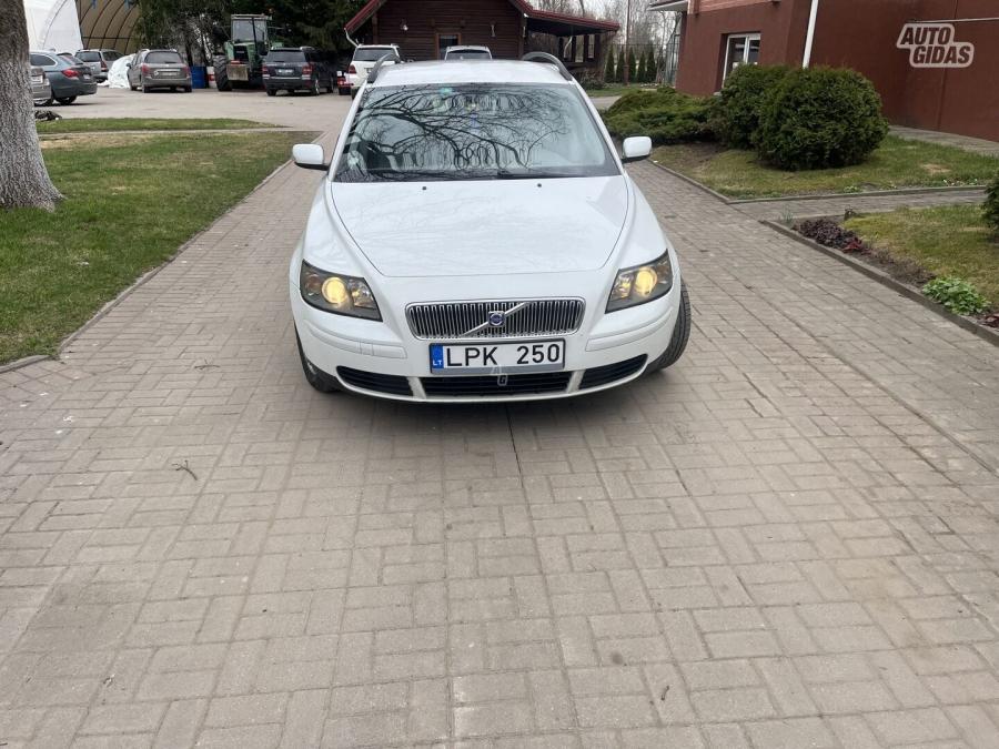 White Volvo V50 2005 in Siauliai, with an engine capacity of 2.00 L and mileage of 326 thousand km for 1700 €, photo 7 on AUTOMOTO.COM.LV