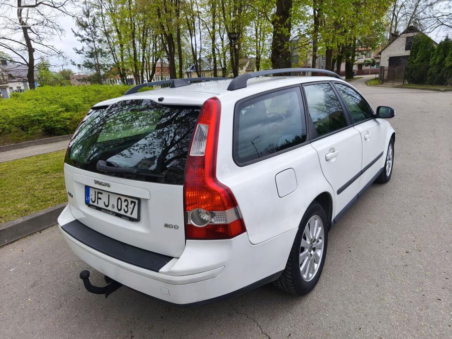 Balts Volvo V50 2006 Tauragė, ar dzinēja tilpumu 2.00 L un nobraukumu 273 tūkst. km par 1580 €, foto 4 vietnē AUTOMOTO.COM.LV