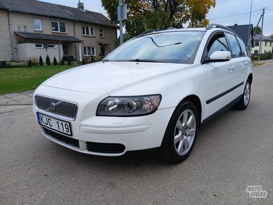 White Volvo V50 2006 in Alytus, with an engine capacity of 2.00 L and mileage of 410 thousand km for 1350 €, photo 1 on AUTOMOTO.COM.LV