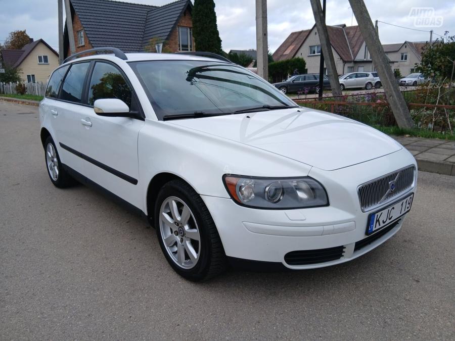 White Volvo V50 2006 in Alytus, with an engine capacity of 2.00 L and mileage of 410 thousand km for 1350 €, photo 4 on AUTOMOTO.COM.LV