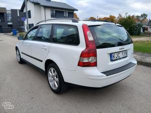 White Volvo V50 2006 in Alytus, with an engine capacity of 2.00 L and mileage of 410 thousand km for 1350 €, photo 7 on AUTOMOTO.COM.LV