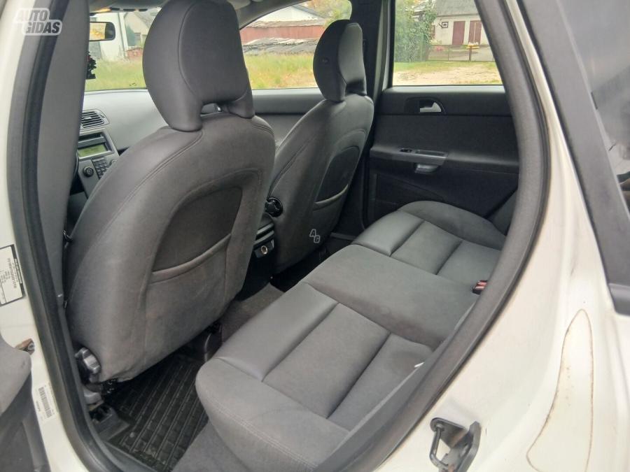 White Volvo V50 2006 in Alytus, with an engine capacity of 2.00 L and mileage of 410 thousand km for 1350 €, photo 12 on AUTOMOTO.COM.LV