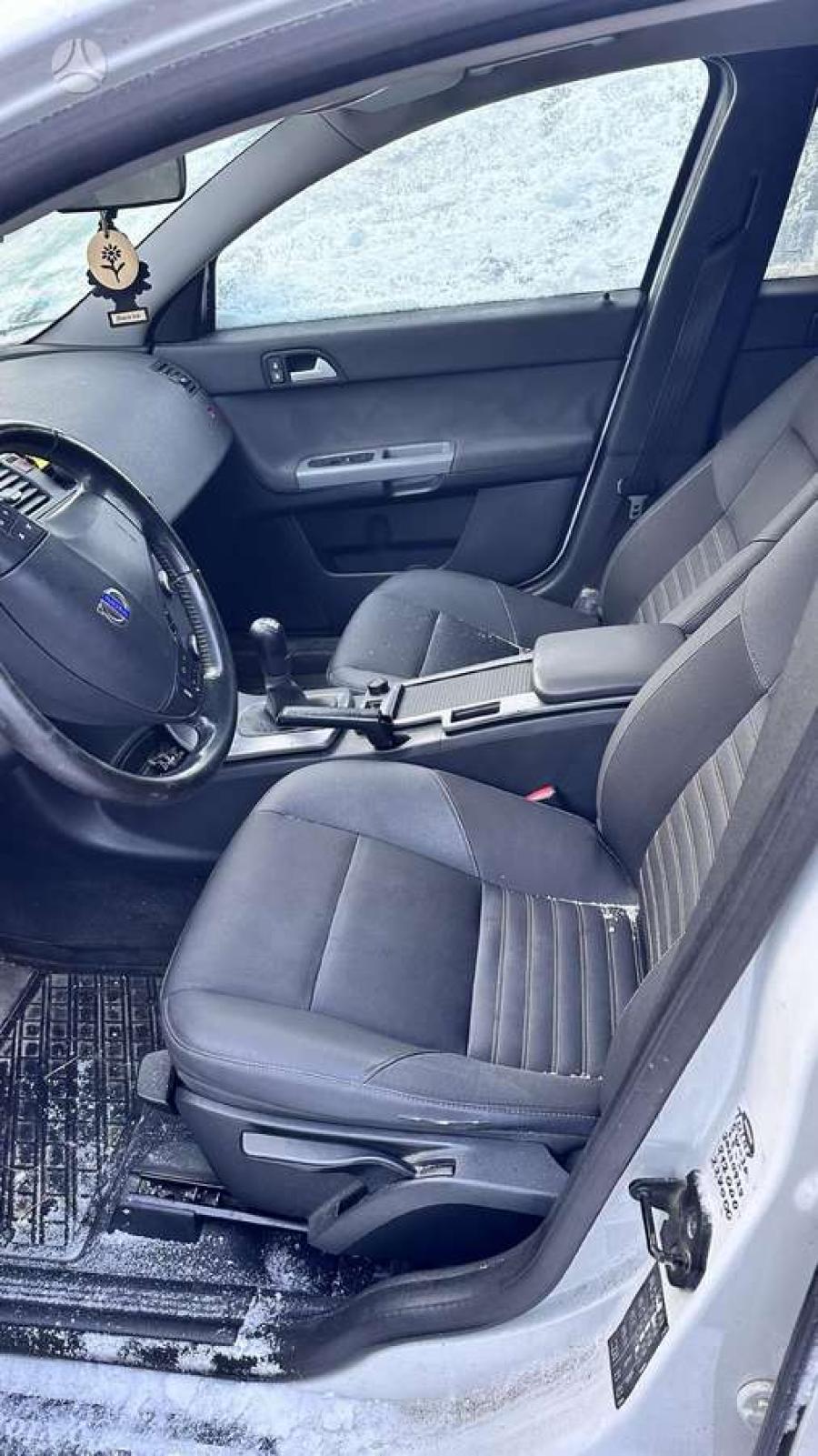 Balts Volvo V50 2007 Palanga, ar dzinēja tilpumu 2.00 L un nobraukumu 250 tūkst. km par 800 €, foto 5 vietnē AUTOMOTO.COM.LV