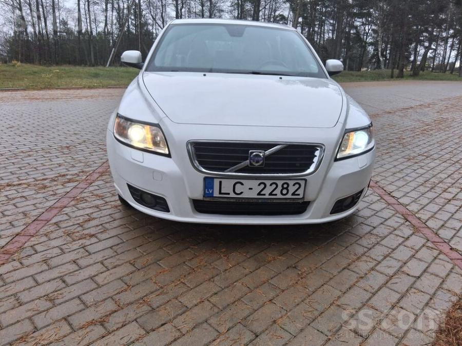 White Volvo V50 2007 in Talsi, with an engine capacity of 2.40 L and mileage of 343 thousand km for 2200 €, photo 3 on AUTOMOTO.COM.LV