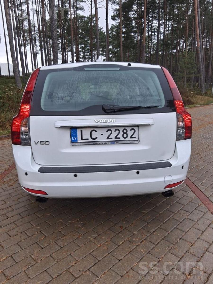 White Volvo V50 2007 in Talsi, with an engine capacity of 2.40 L and mileage of 343 thousand km for 2200 €, photo 4 on AUTOMOTO.COM.LV